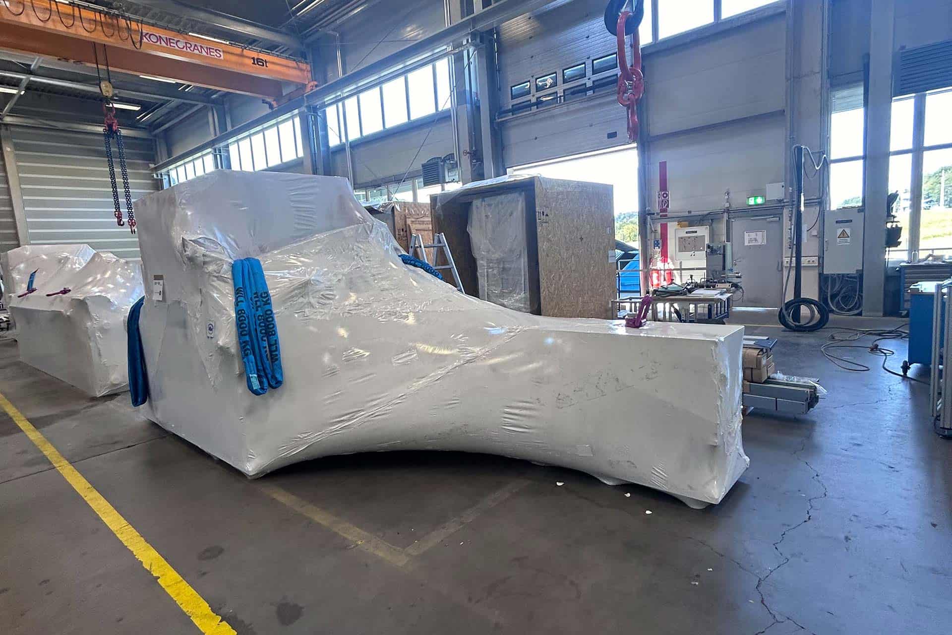Robuste Schwergutkisten mit Schrumpffolie: Fräsanlage 80to für LKW ...